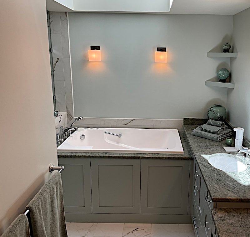 Deep Soaking Tub, Washington, USA - Cabuchon